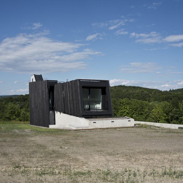Hudson Valley "sleeve house," surrounded by 15 acres of rolling meadows ...