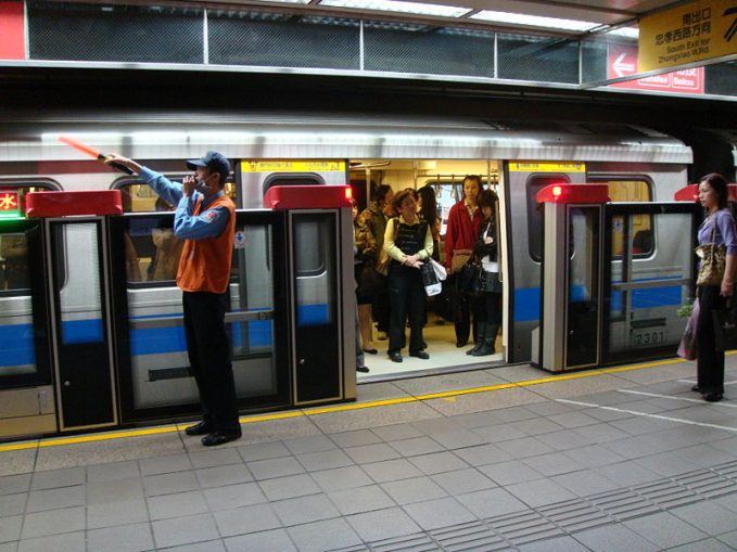 MTA will test floor-to-ceiling protective barrier on L-train platform ...