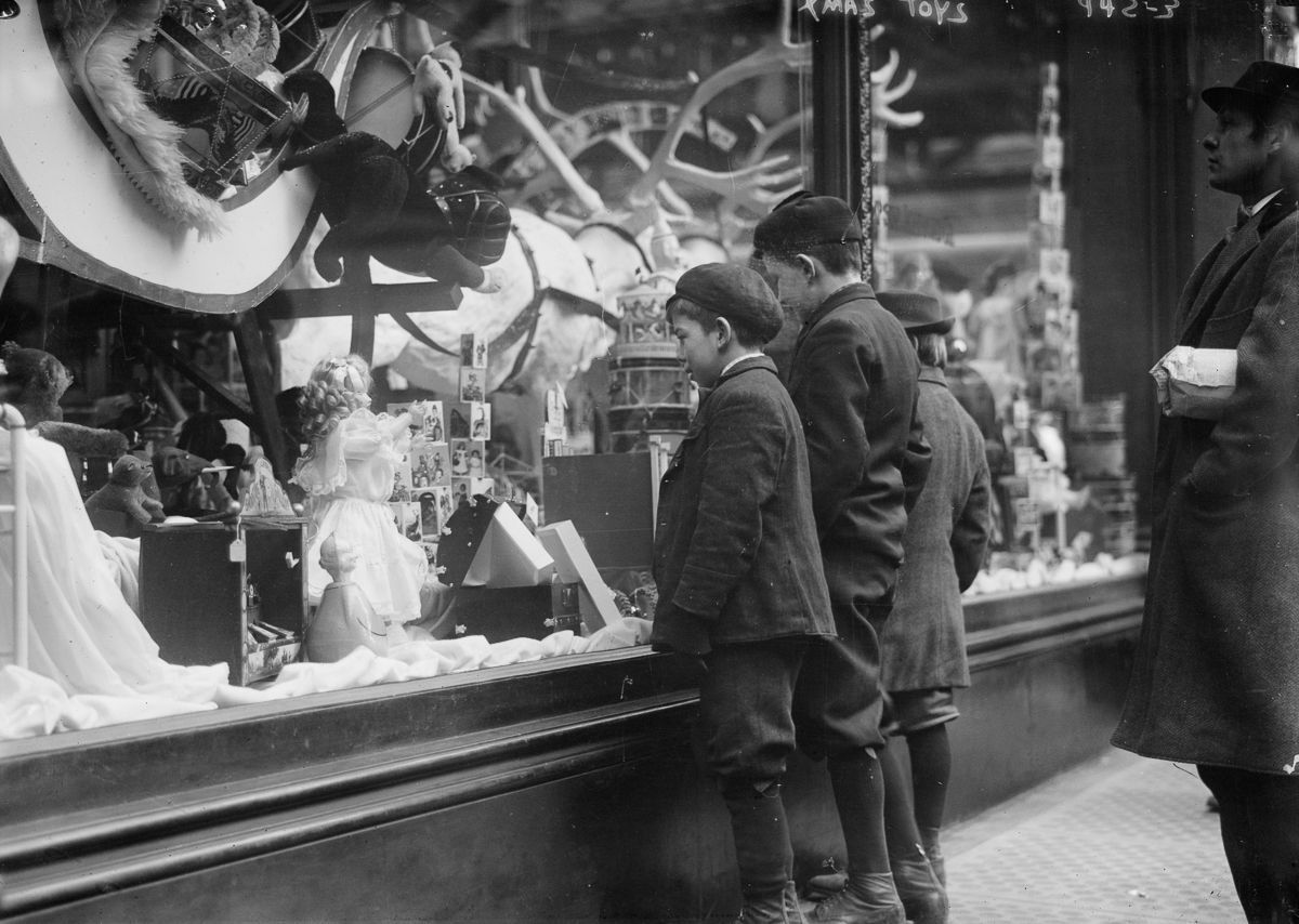 Vintage photos document the origins of Black Friday shopping in NYC | 6sqft