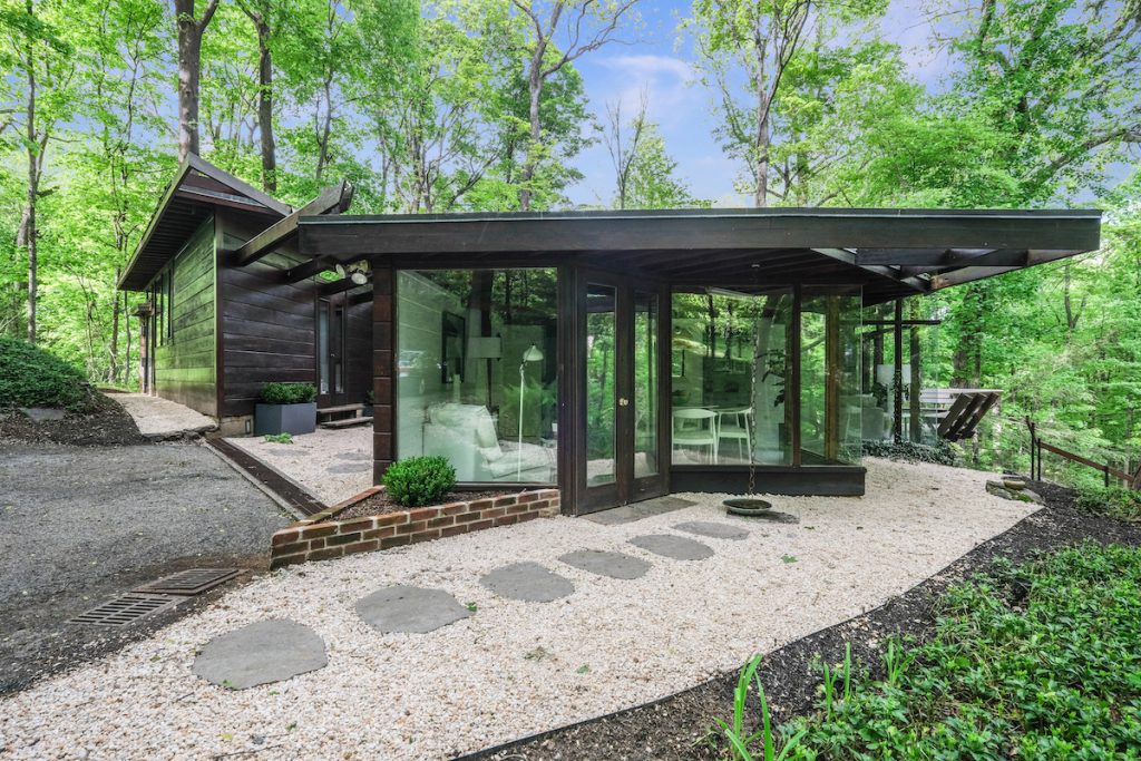 Clean lines highlight this $810K Usonia home in Westchester by a Frank ...