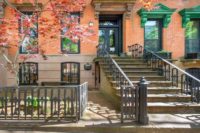 An outdoor deck and bonus basement make this $1.6M Fort Greene co-op a ...