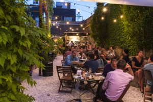 15 NYC breweries with outdoor seating | 6sqft