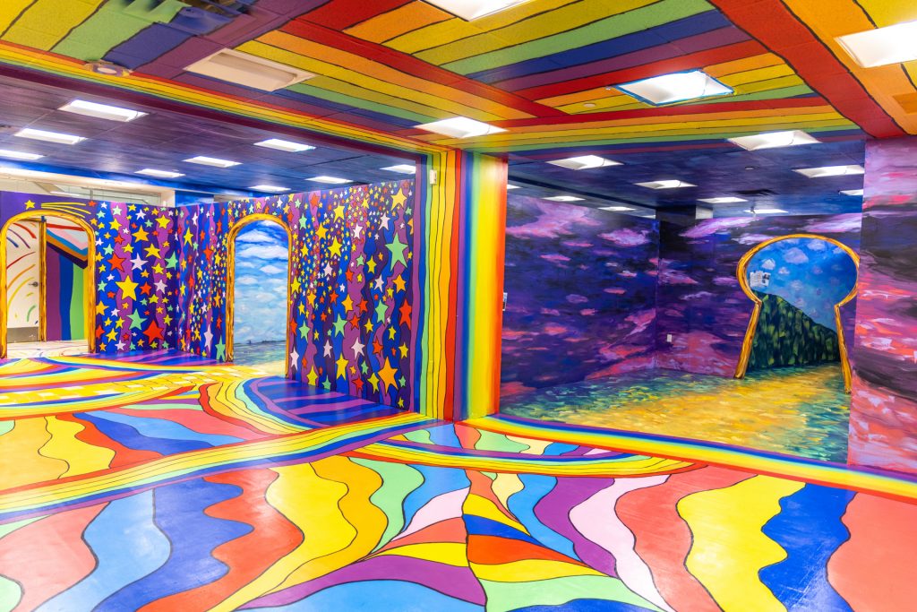 Whimsical 'Wonderland'-inspired art exhibit and bar opens in Midtown ...