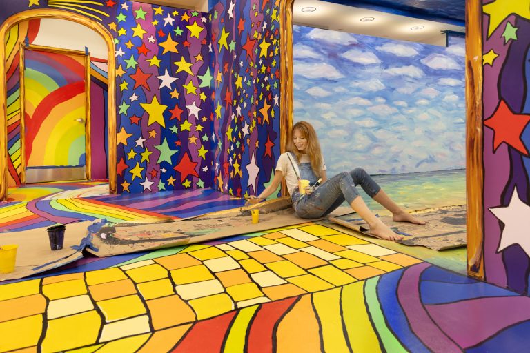 Whimsical 'Wonderland'-inspired art exhibit and bar opens in Midtown ...