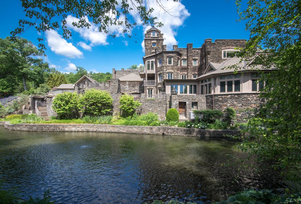 Derek Jeter's lakefront 'castle' heads for auction, Statue of Liberty ...