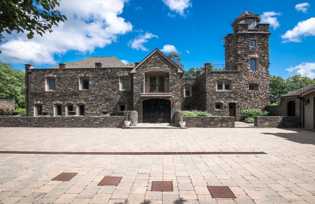 Derek Jeter's lakefront 'castle' heads for auction, Statue of Liberty ...