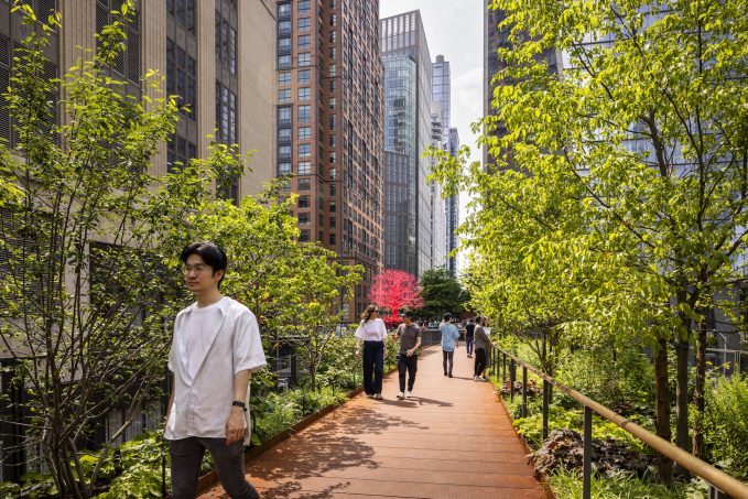 Elevated pathway connecting the High Line and Moynihan Train Hall opens ...
