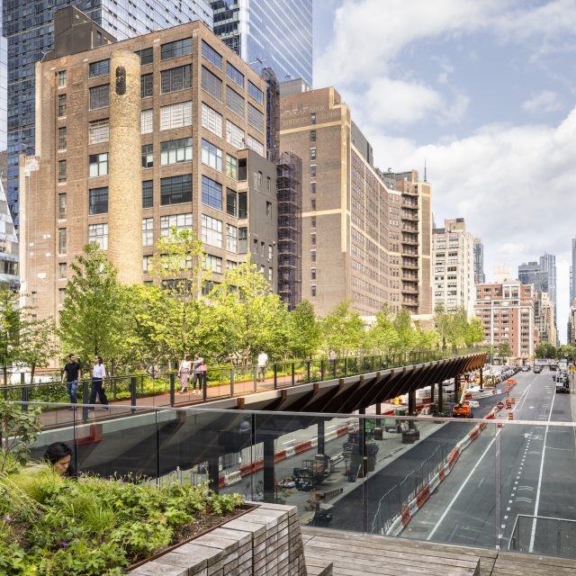 Elevated pathway connecting the High Line and Moynihan Train Hall opens ...